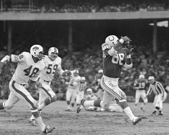 JOHN MACKEY 8X10 PHOTO BALTIMORE COLTS PICTURE NFL FOOTBALL VS BUFFAL0 ...