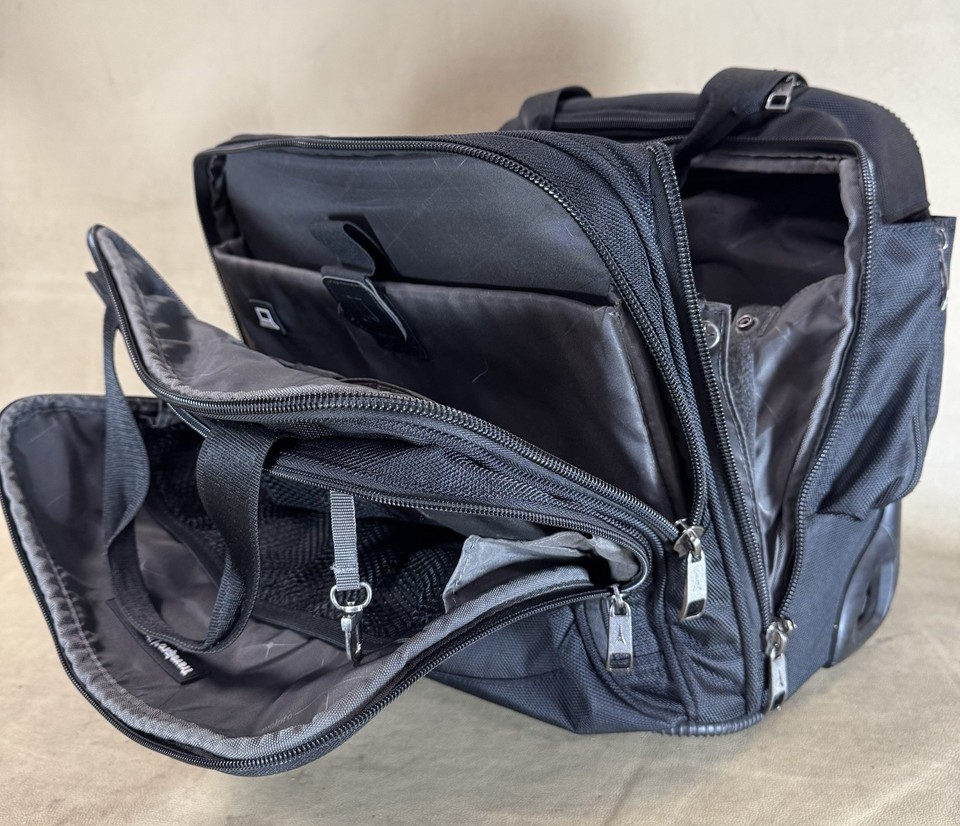 Travelpro FlightCrew5 Horizontal Rolling Overnighter 15” Carry On Tote ...