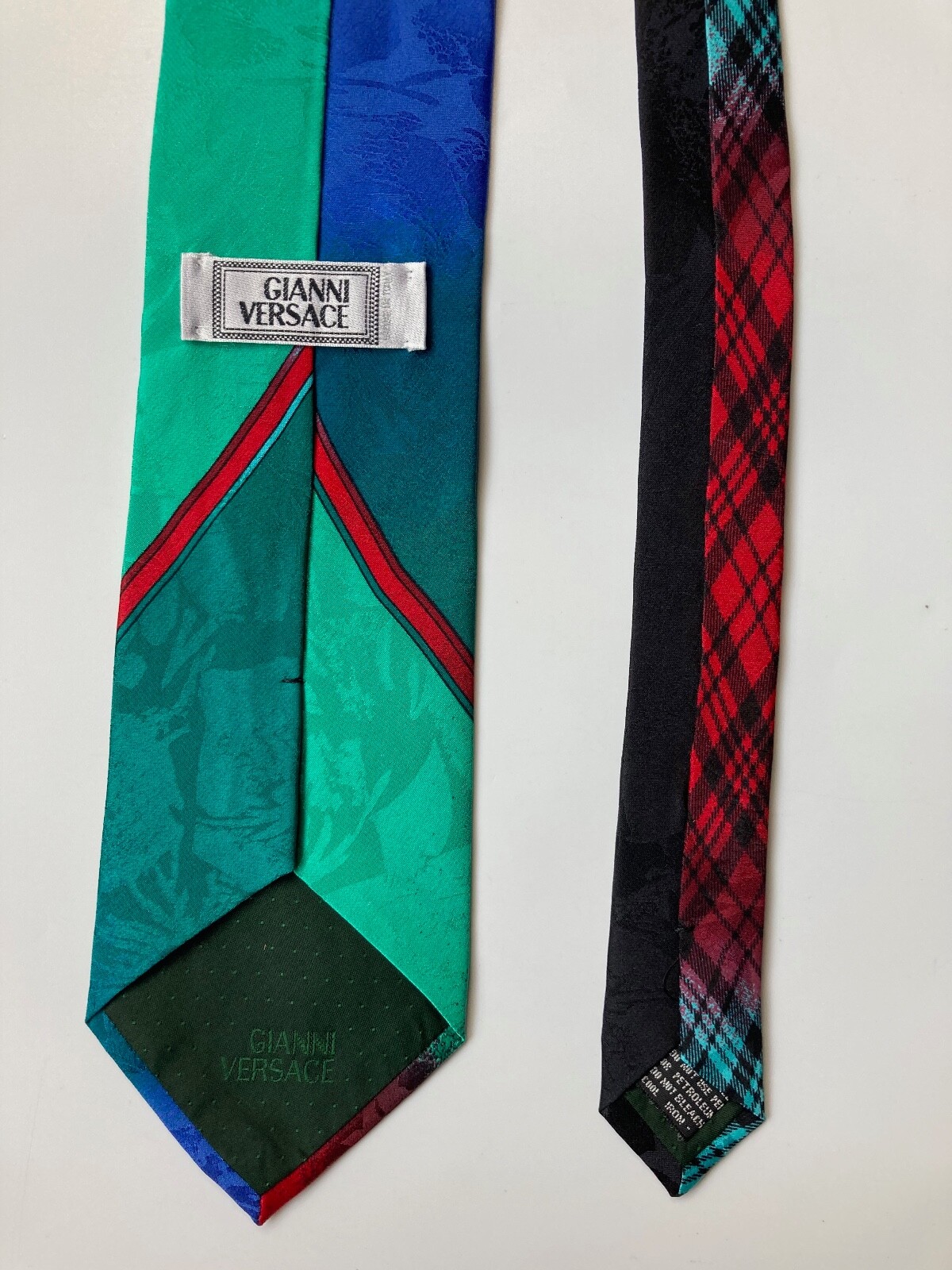 GIANNI VERSACE VINTAGE '90s MODERN ART INITIAL V TIE … - Gem