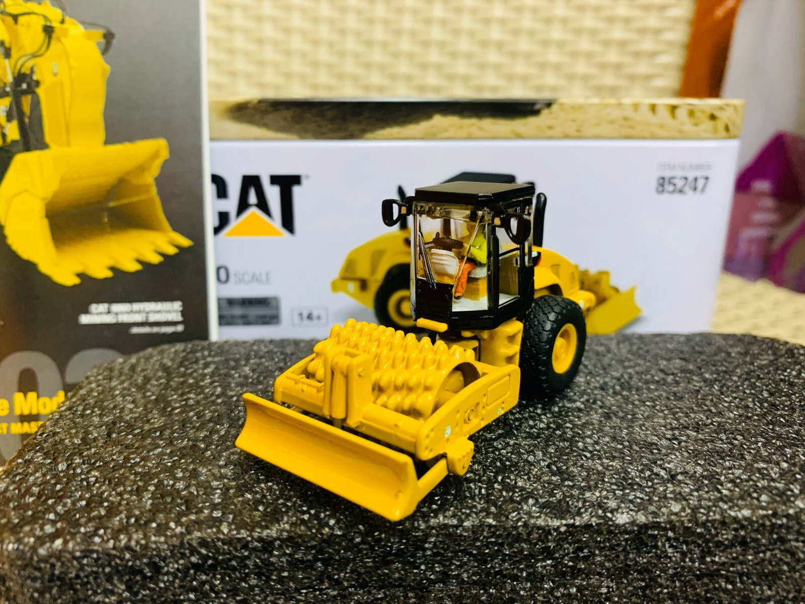 Cat CS56 Padfoot Drum Vibratory Soil Compactor 1/87 Diecast Masters ...