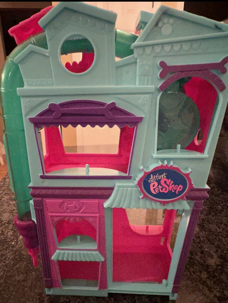 Cute Pet Store Front