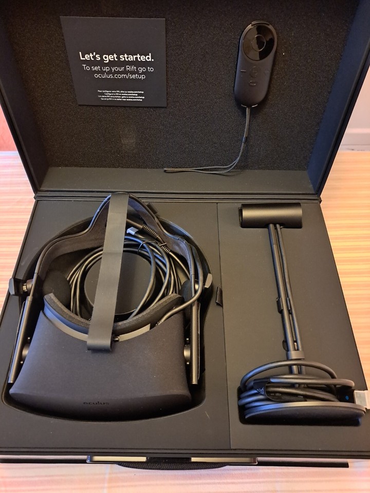 Oculus Rift CV1 PC VR Headset with Cable, Touch Controllers, and 2 ...