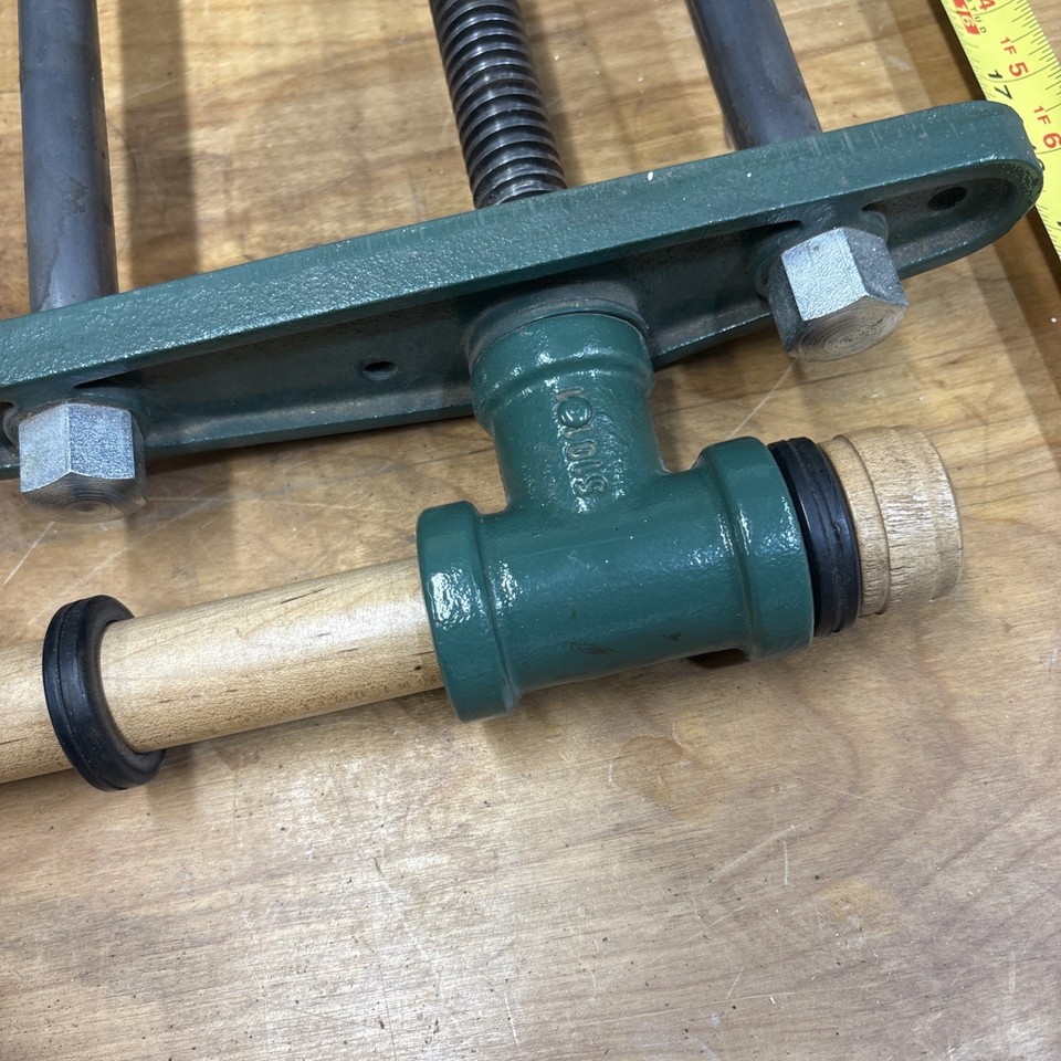 Lee Valley Large Quick Release Work Bench Front Vise for Woodworking ...