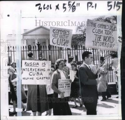 1961 Press Photo Anti-Castro Cubans with signs protest near White House ...