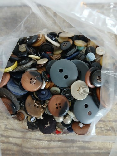1 Pound Of Assorted Modern And Vintage Buttons Mixed Lot Various Sizes ...