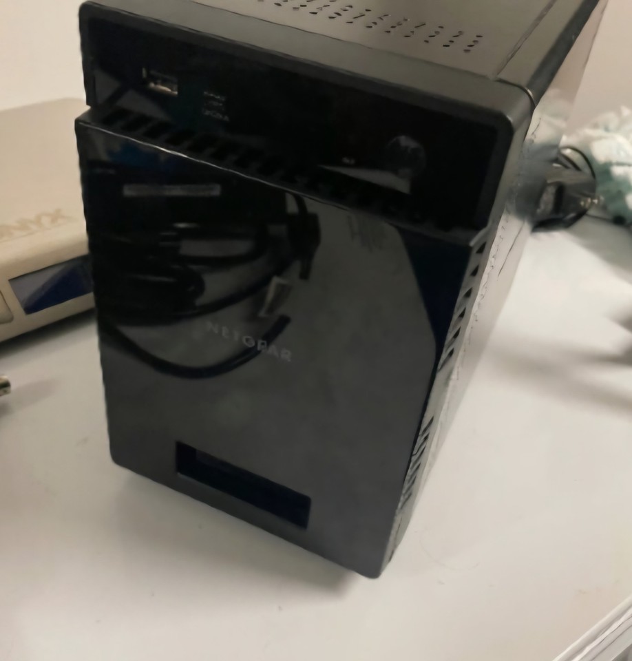 Netgear RN10400 + Disk Trays + Power Cable (no hard drives)Netgear ...