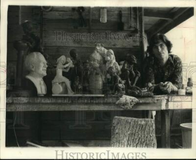 1976 Press Photo Sculptor Tracy Guthrie in his studio at Spring Branch ...