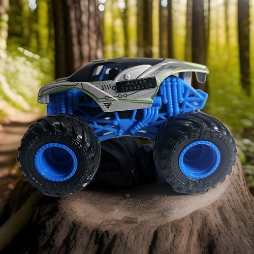 Monster Jam 1:64 Scale Alien Invasion Die-Cast Truck with Blue Rims Hot ...