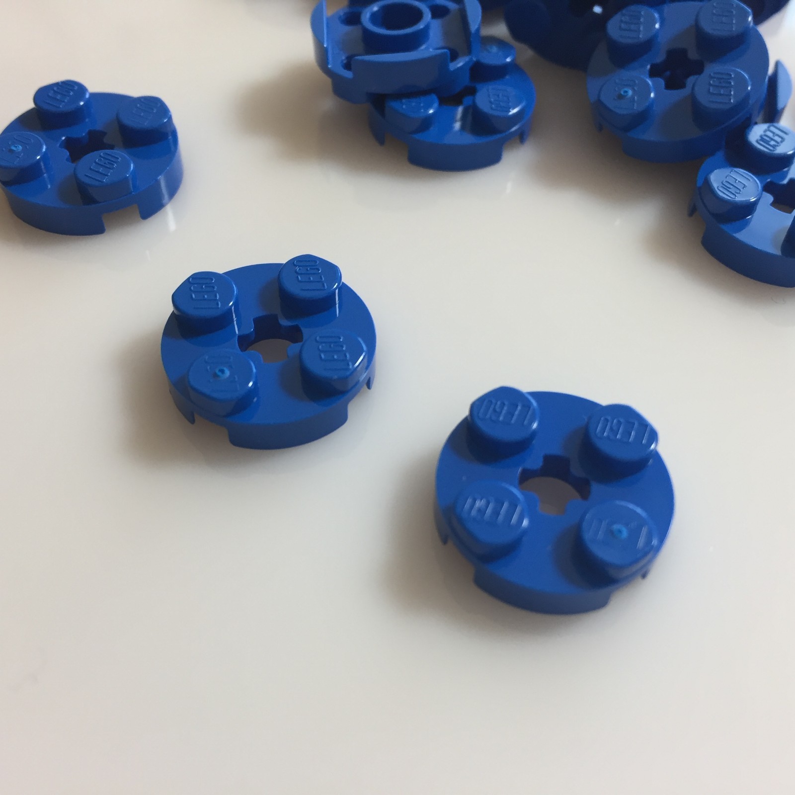 30 per lot LEGO Bright Blue ("Blue") Plates 2x2 Round (4032/403223) for ...