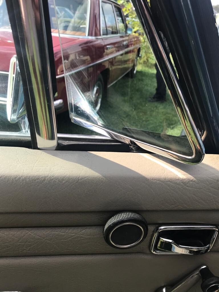 Mercedes W114 W115 Eight/8 Turn Knob Triangular Window Vent Window Set ...