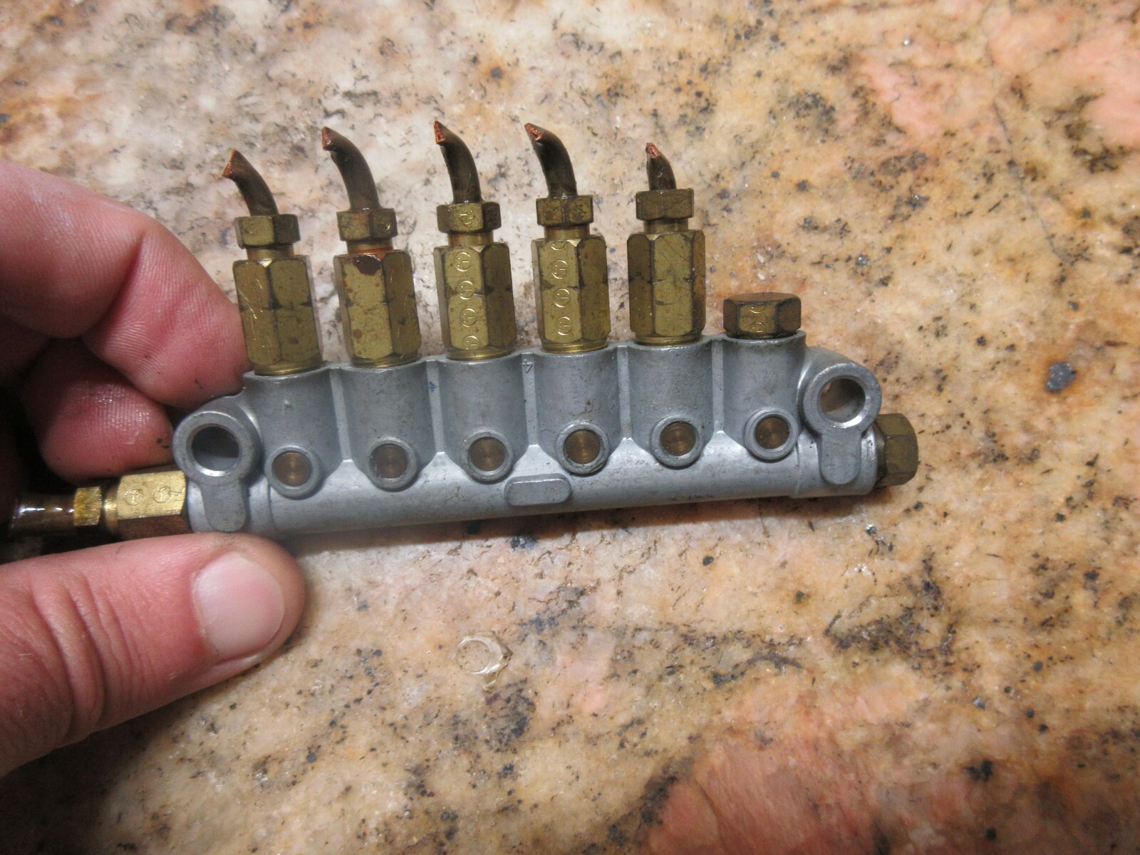 ADJUSTABLE OILCON OIL PISTON LUBE DISTRIBUTOR 6X PORT HITACHI SEIKI VA ...