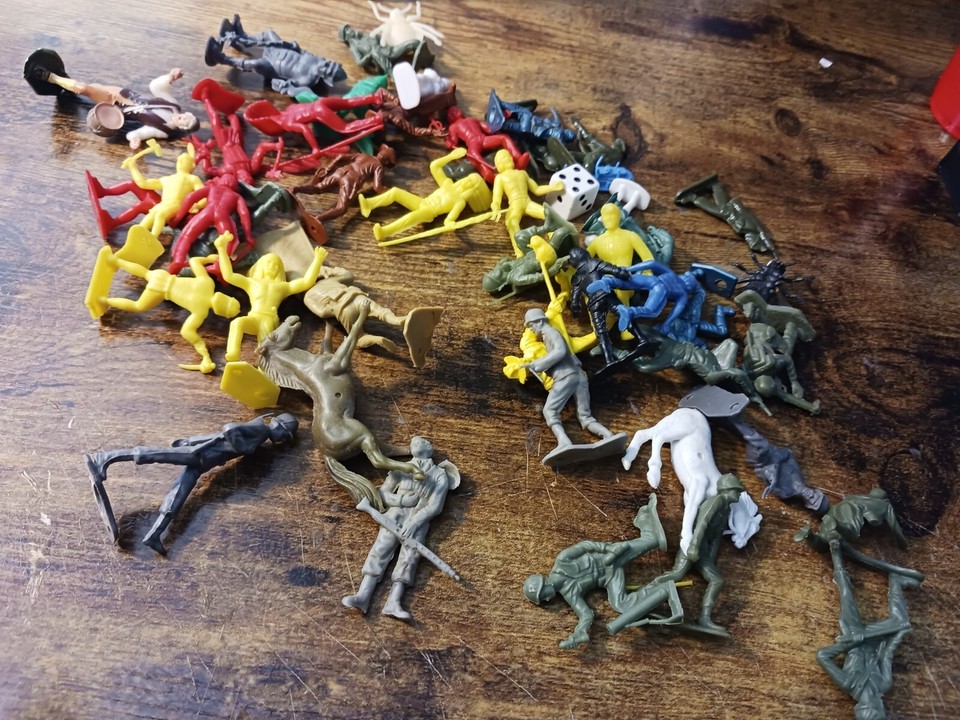 Huge lot of toy soldiers. marx. mpc. germans. usa. metallic. Read below ...