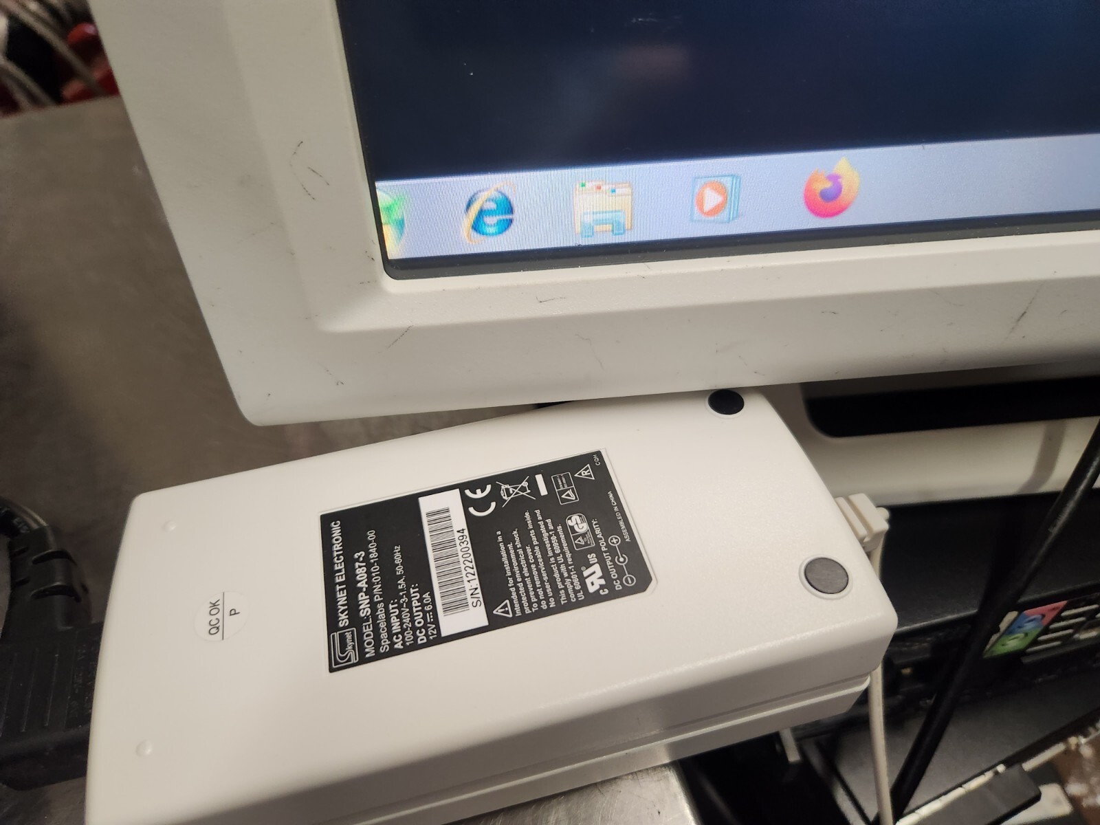 Spacelabs Ultraview SL 19" Touchscreen Monitor 94266 with Stand & Power ...