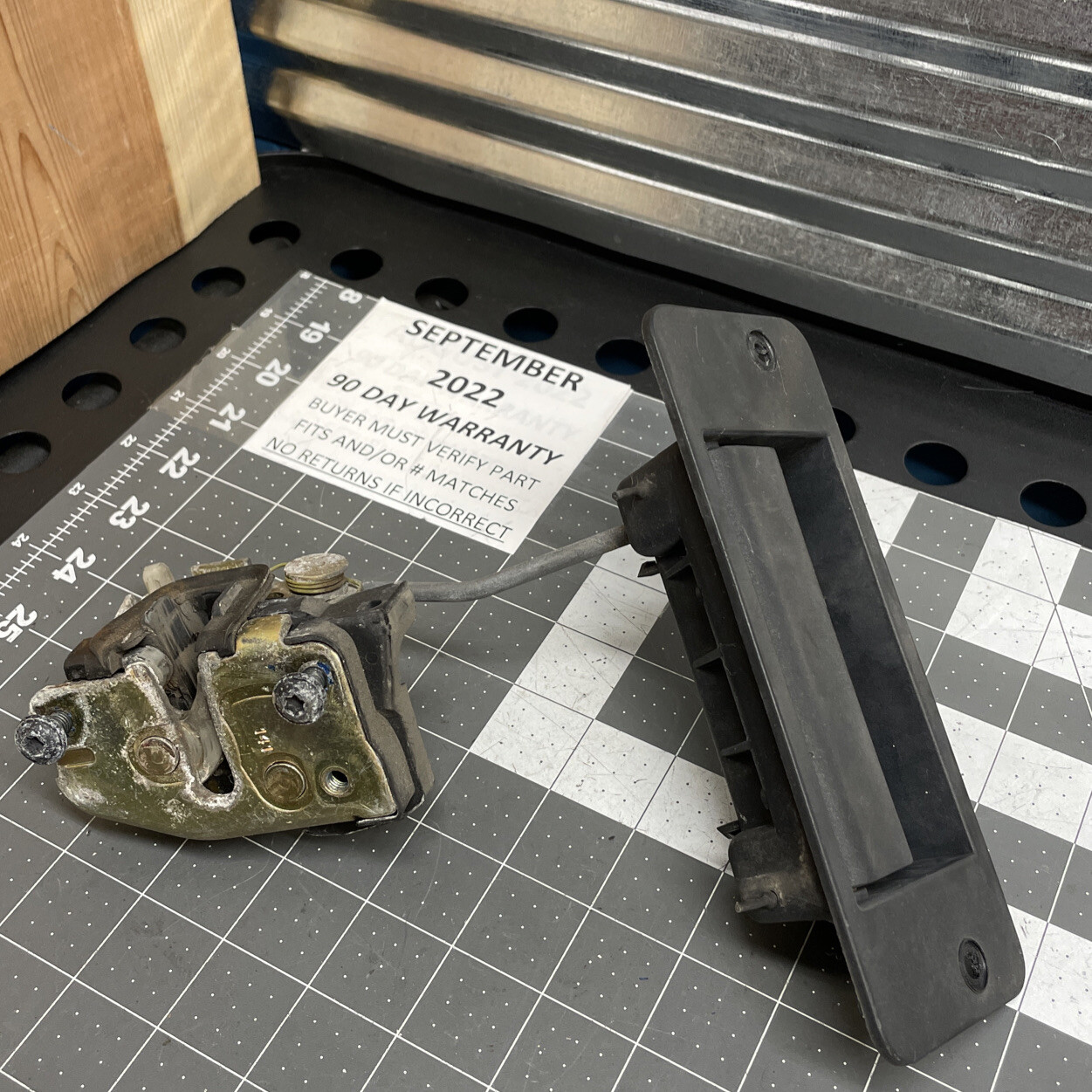 2000 2005 Ford Excursion Rear Right Barn Door Latch and Handle W/ 2 Or ...