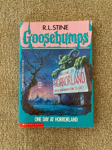 Like New 14th print Goosebumps #16 One Day At Horrorland ~ R.L. Stine ...