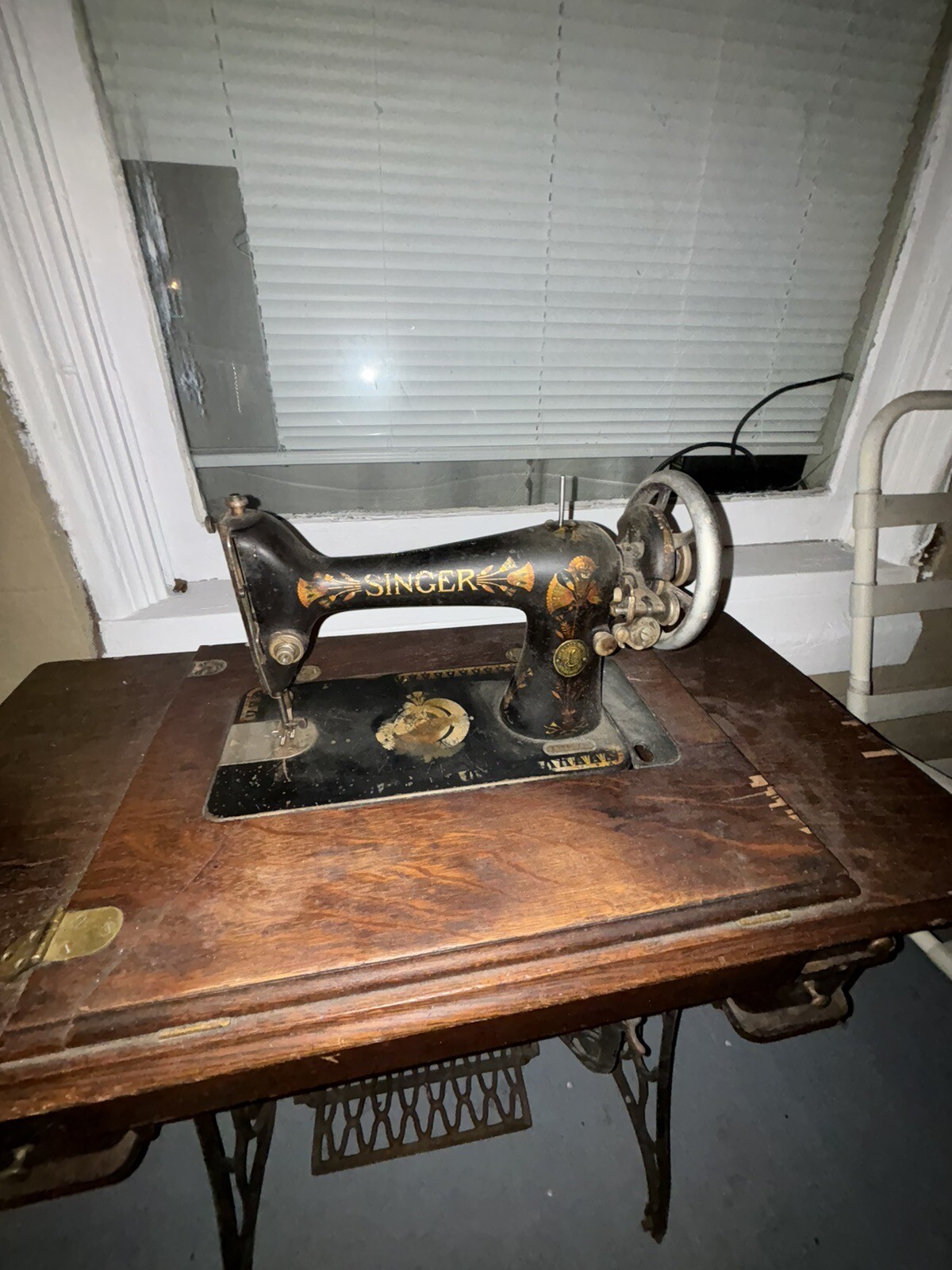 Antique Singer sewing machine and desk. G series serial number. | eBay