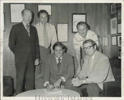 1971 Press Photo Football player George Mira signs with the Miami ...