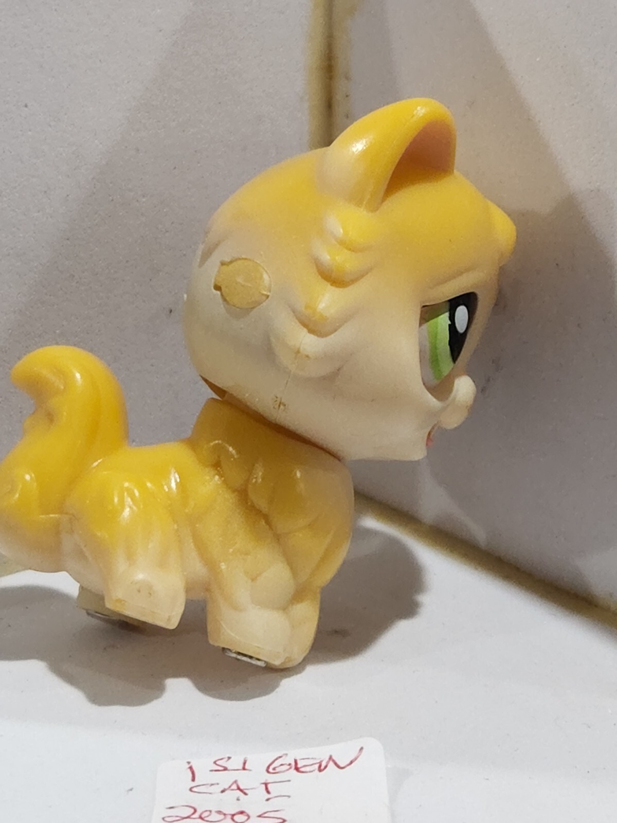2005 LPS Littlest Pet Shop First Generation yellow white Cat sticks out ...