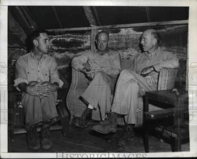 1942 Press Photo Maj Gen A.A. Vandergrift Confers w/ Marines in Solomon ...