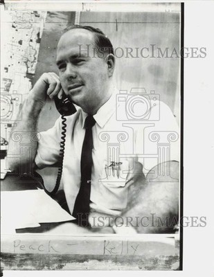 1972 Press Photo Donia Commissioner Robert Kelly speaks on the phone ...