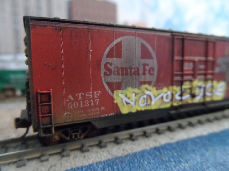 N SCALE ROUNDHOUSE 50' BOX SANTA FE CUSTOM WEATHERED GRAFFITI MTL ...