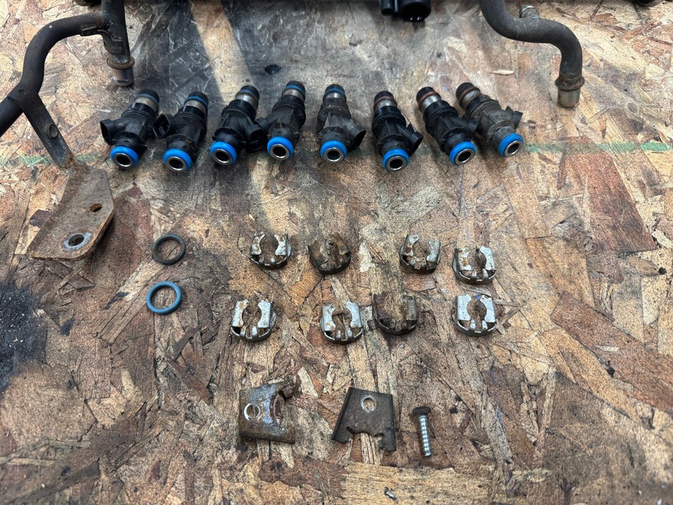 Used FUEL RAILS/INJECTOR SILVERADO SIERRA 4.8 5.3 6.0 LS1 LS2 LS6 LQ9 ...