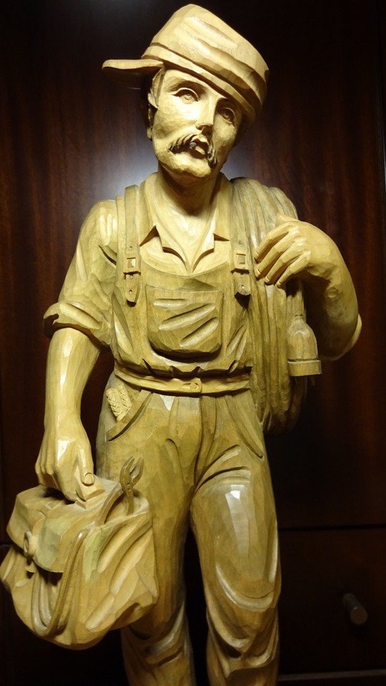 18" HAND CARVED WOOD ELECTRICIAN ELECTRICAL WORKER FIGURE SCULPTURE ...