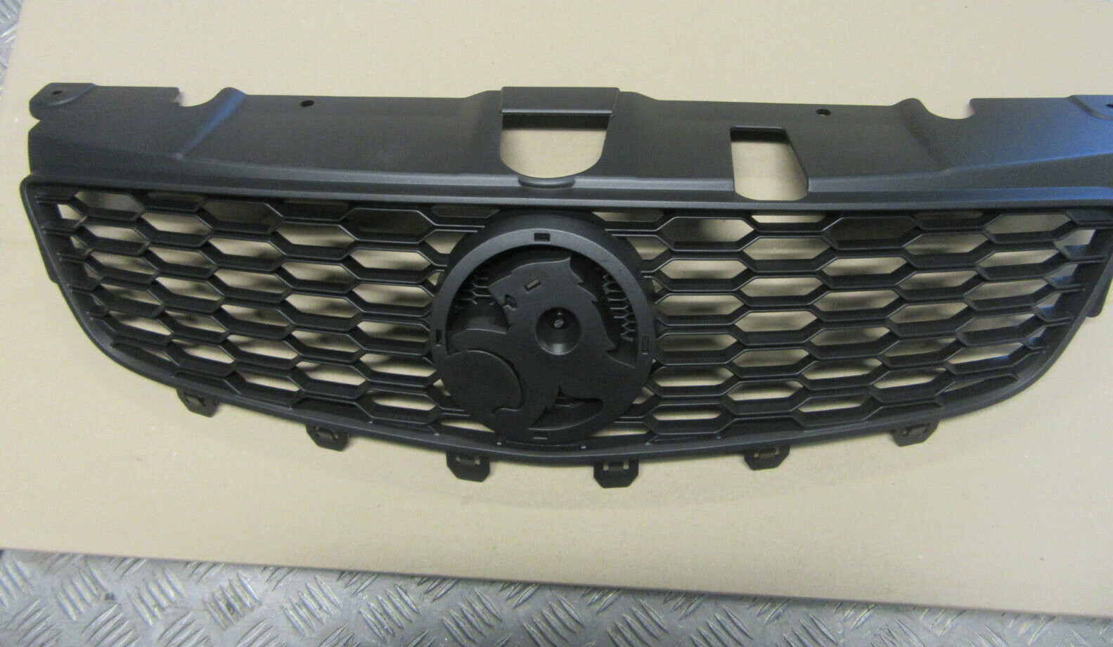 FRONT top GRILLE no chrome surround typeHOLDEN COMMODORE VE series 2 SS ...