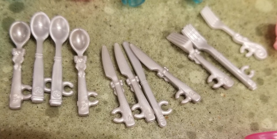 33pc BARBIE ACCESSORY LOT~CUPS~DISHES~SILVERWARE~DRINKS~UTENSILS~BOWL ...