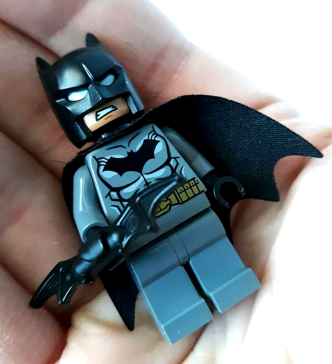 LEGO DC Super Heroes Batman Minifigure Mini Fig with Cape 76034 - FREE ...