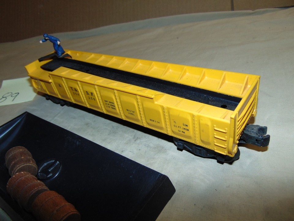 LIONEL O 3562-50 YELLOW SANTA FE OPERATING BARREL CAR WITH BARRELS ...