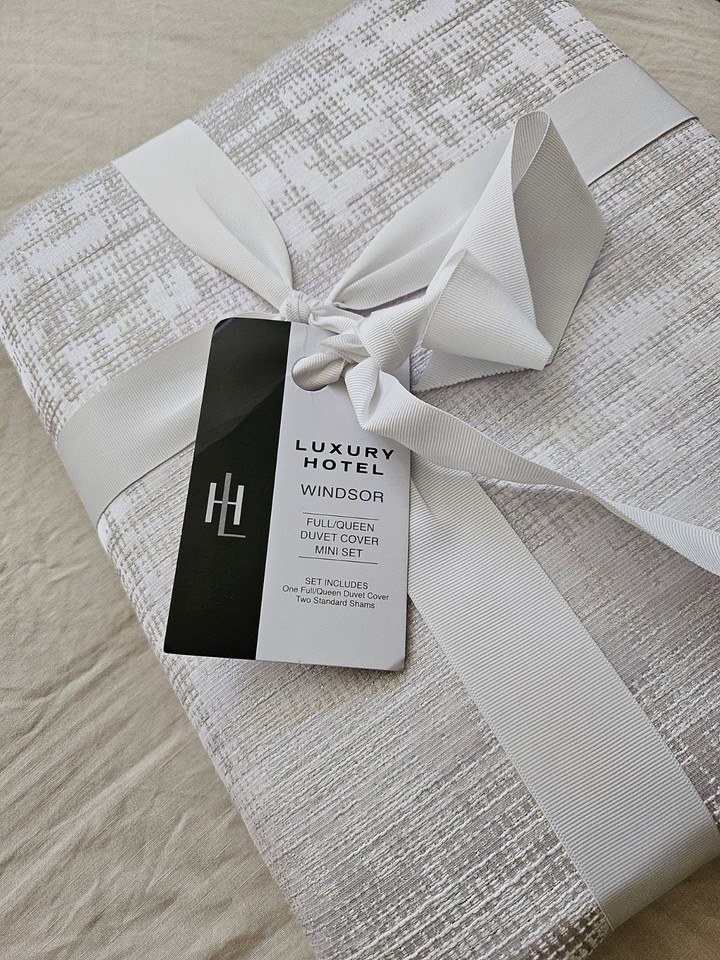 Luxury Hotel Collection – Windsor Silver/White Full/Queen Duvet Cover ...