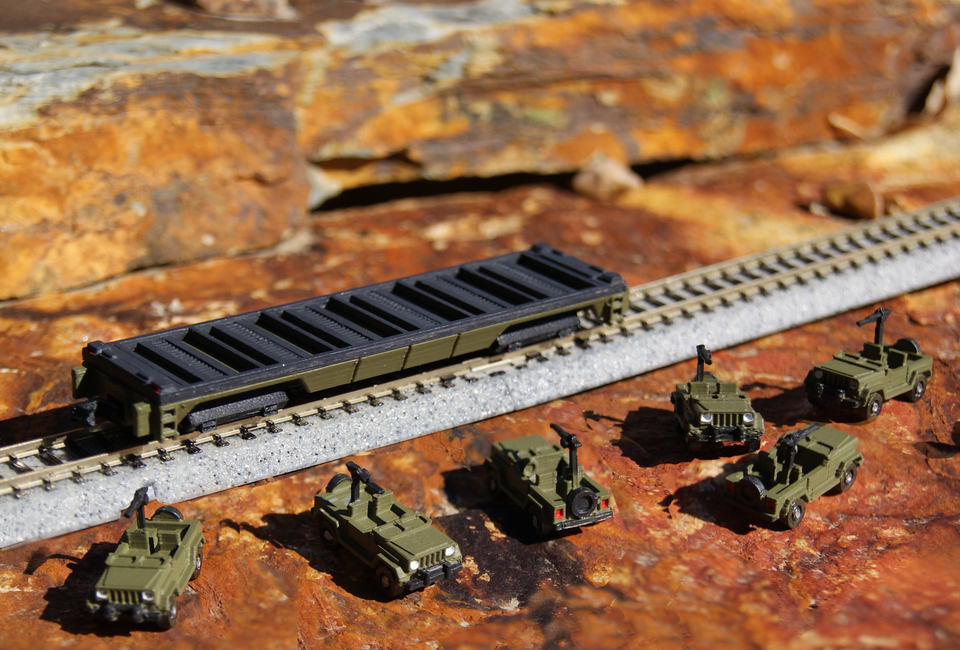 N scale Military Painted armored flatbed & 6 Army Jeeps War train car ...