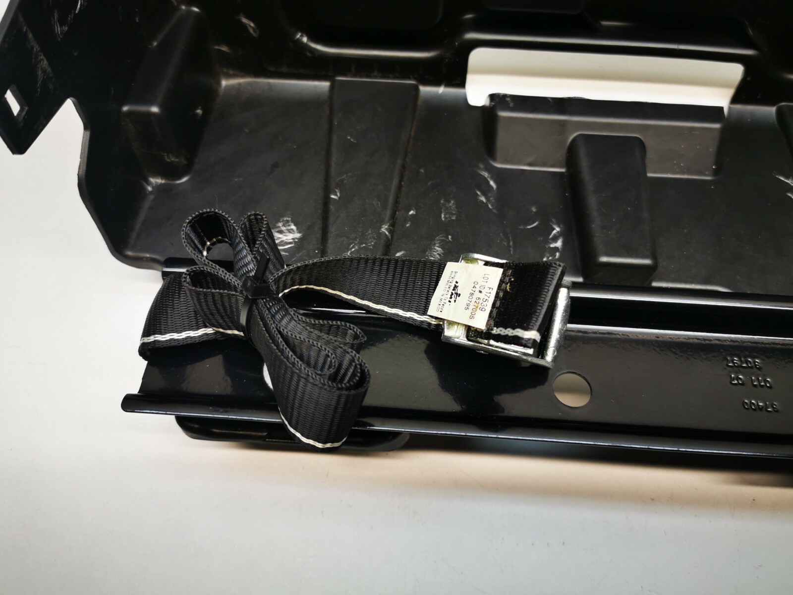 CHRYSLER 300C 2007 / 04-12 3.0CRD BATTERY TRAY PAD MOUNTING BRACKET ...