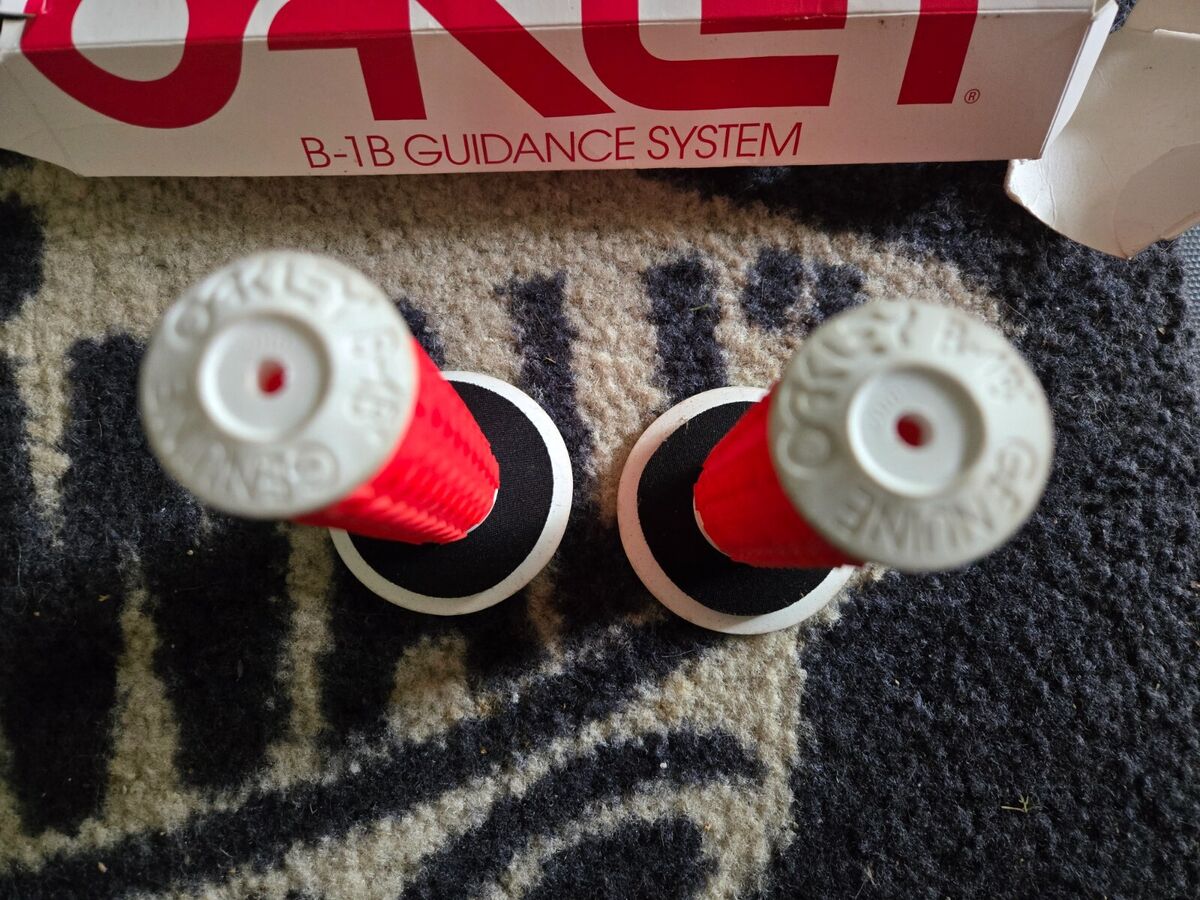 OLD SCHOOL BMX NOS OAKLEY B1-B GRIPS SURVIVORS USA VINTAGE OLD SCHOOL BMX NOS OAKLEY B1-B GRIPS SURVIVORS USA VINTAGE