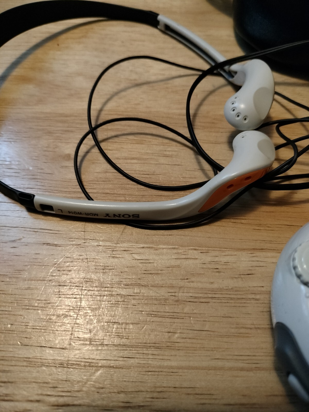 Sony Walkman SRF-M85V Mega-Bass Radio & Sony MDR-W014 Headphones ...