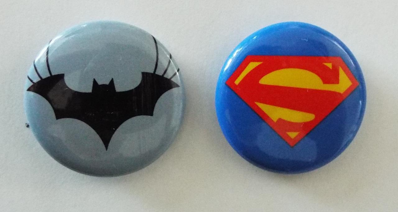 2 New SDCC Exclusive BATMAN VS SUPERMAN LOGO Pinback Buttons 1" | eBay