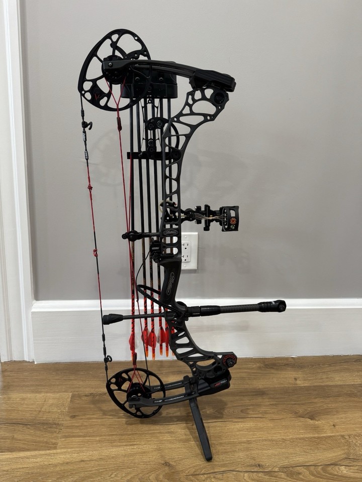 Mathews Vertix Compound Bow Grey with Sight, Stabilizer, and Quiver | eBay