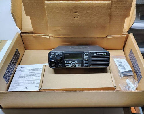 NEW w Box Motorola XPR 4550 AAM27JQH9LA1AN VHF 136-174 Mhz 160 Ch w Mic ...