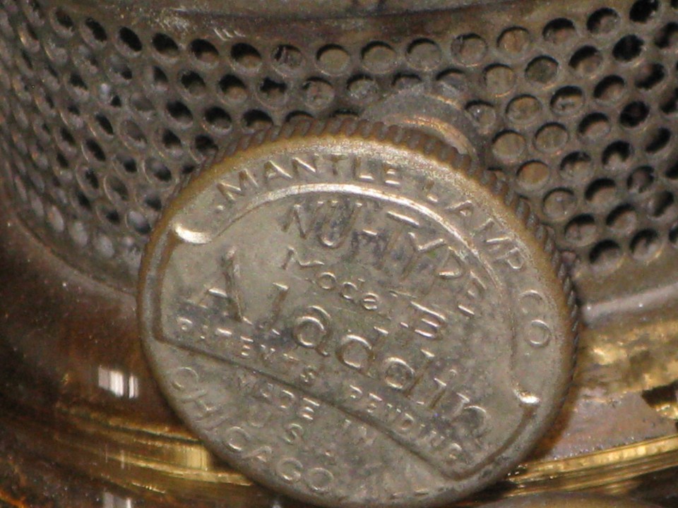 VINTAGE ALADDIN AMBER GLASS WASHINGTON DRAPE PATTERN MODEL B OIL LAMP w ...