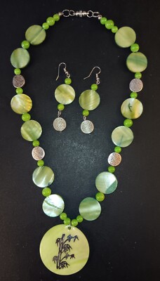 VINTAGE GREEN AGATE/SHELL & GOLD-EMBOSSED SHELL PENDANT NECKLACE W ...