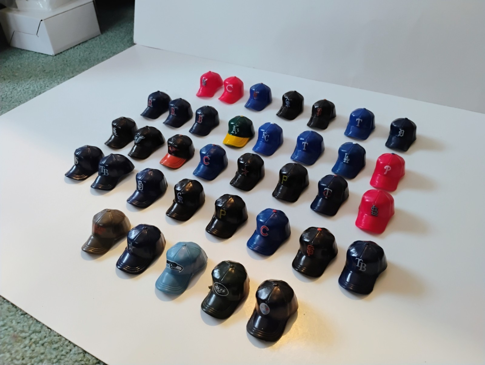 MAJOR LEAGUE BASEBALL MLB MINIATURE 2" PLASTIC HATS CAPS GUMBALL LOT | eBay