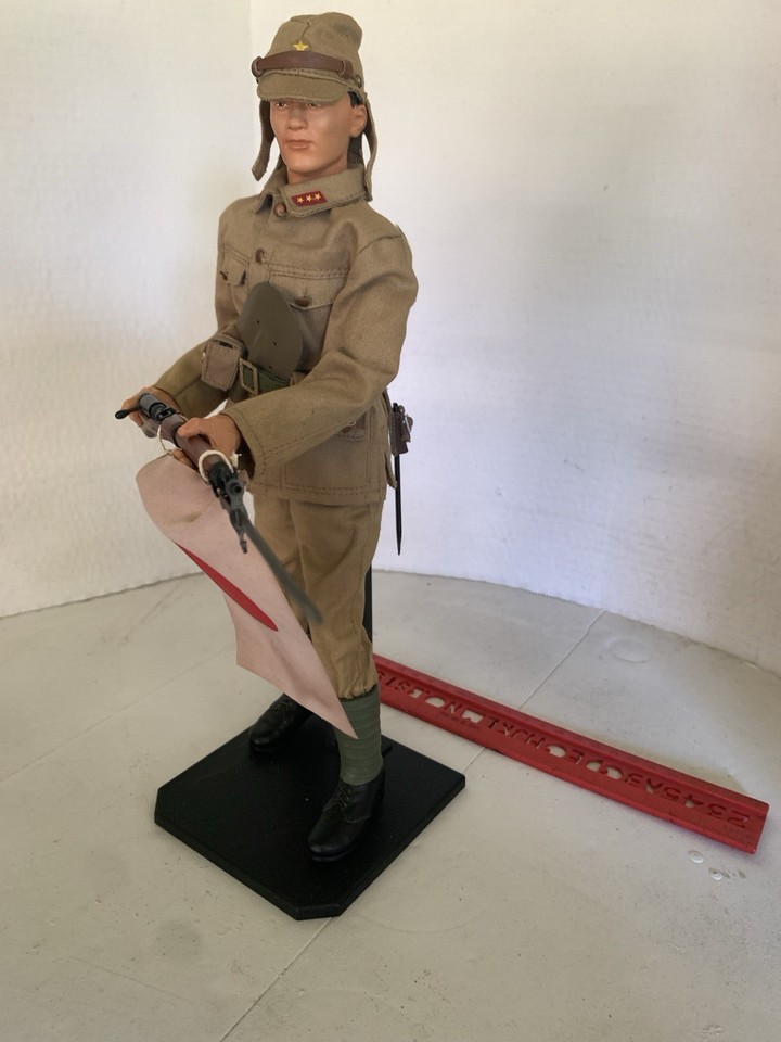 1/6 WW2 Japanese IJA soldier + Flag,Rifle, Shovel,And bayonet. well ...