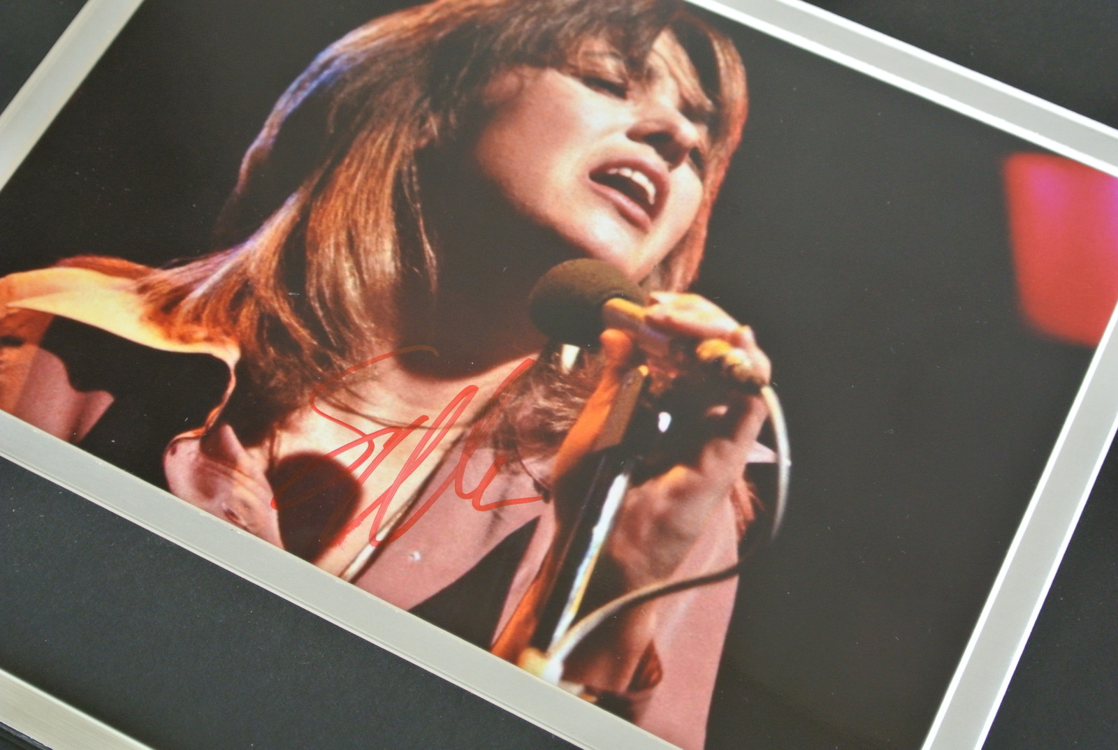 Suzi Quatro SIGNED 10x8 FRAMED Photo Mount Autograph Display Music ...