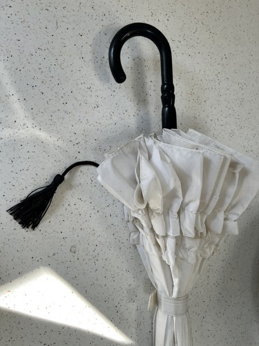 Cream Vintage Style Frilly Umbrella Victorian/Edwardian Parasol Pagoda ...