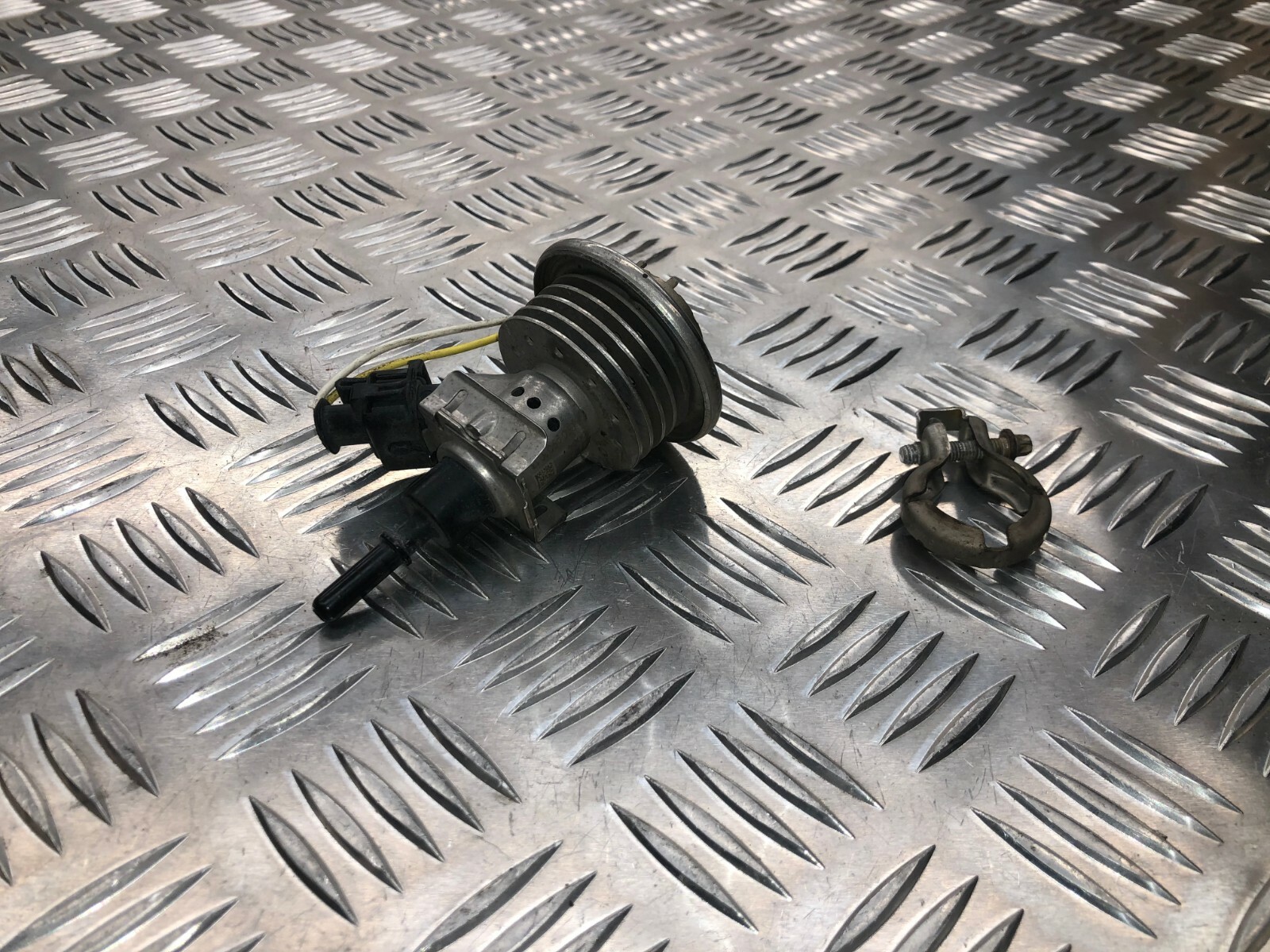 D10 Mercedes-Benz Adblue injector with bracket unit OEM GENUINE ...