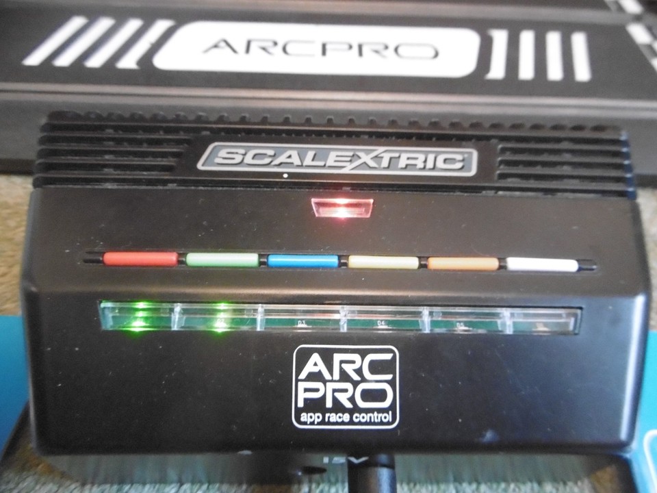 SCALEXTRIC ARC PRO DIGITAL POWERBASE WITH 2 CONTROLLERS AND 2 ...