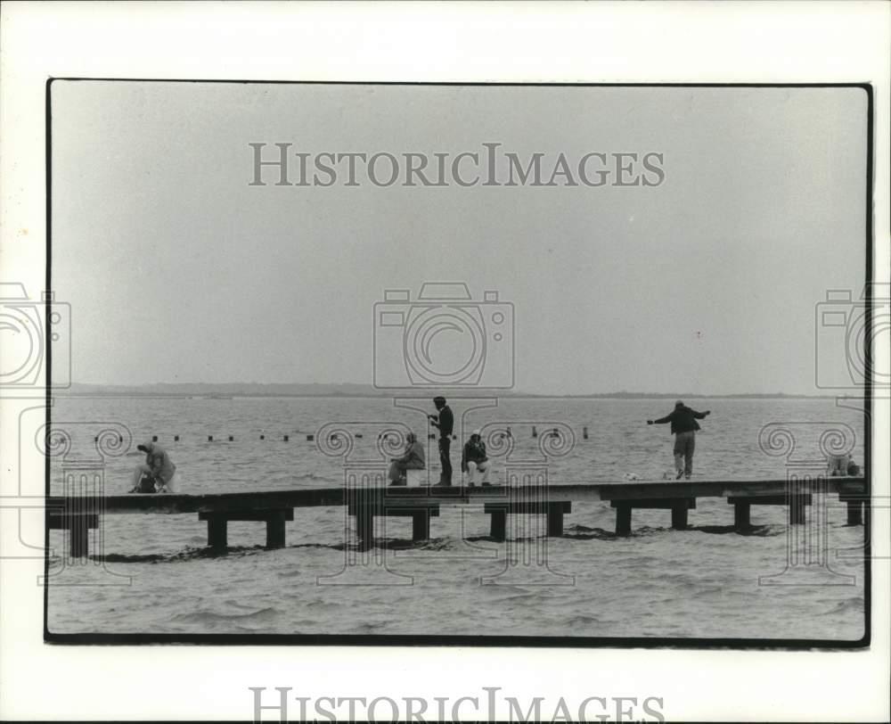 1977 Press Photo Public fishing at Sylvan Beach pier, La Porte, Texas ...