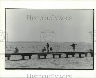 1977 Press Photo Public fishing at Sylvan Beach pier, La Porte, Texas ...