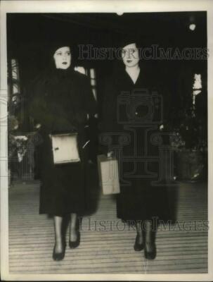 1933 Press Photo Lady Furness & sister Mrs Gloria Vanderbilt in NYC ...